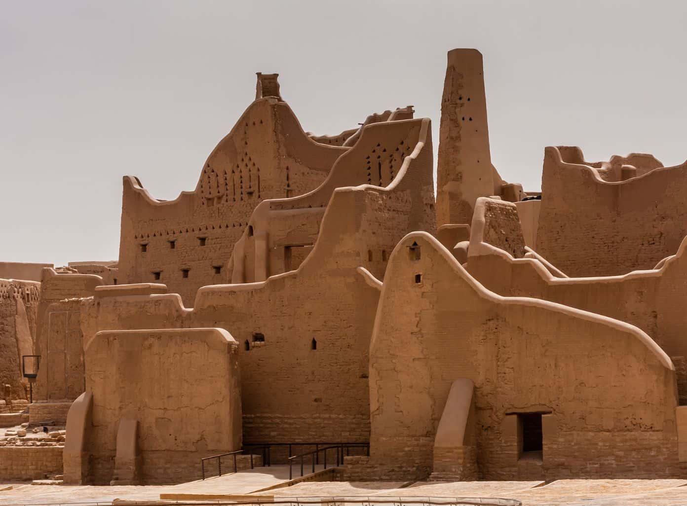 Explore Magnificence: Saudi Arabias Royal Palaces Unveiled
